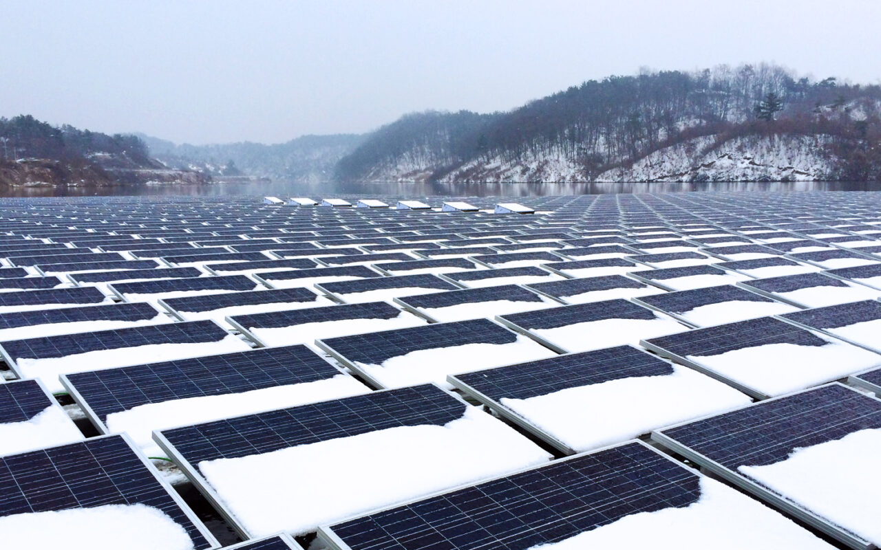 The challenge of winter for floating solar panels : our solutions for ...